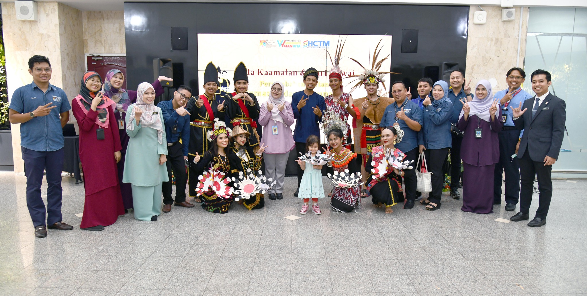 Persembahan Tarian Sumazau dan Magunatip – Jabatan Komunikasi Korporat