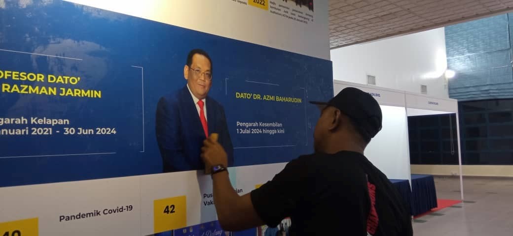 Kerja-kerja penukaran dan pemasangan wall stiker baru – Jabatan ...